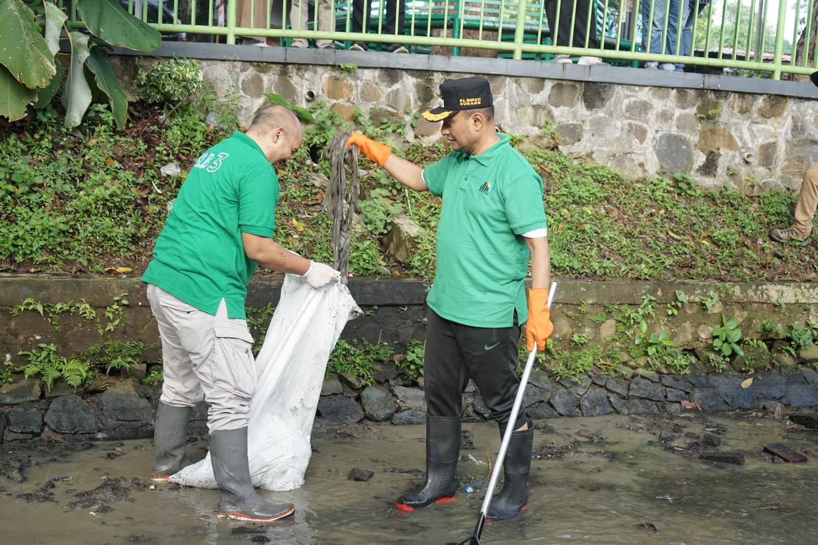 Pimpin Gerakan Bersih-Bersih Saluran Perkotaan, Pj. Bupati Subang : Tugas Mulia Kita Menjaga ...